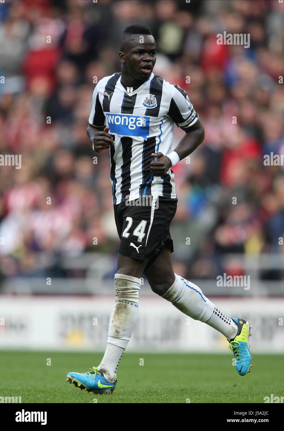 Newcastle united cheick tiote hi-res stock photography and images - Alamy