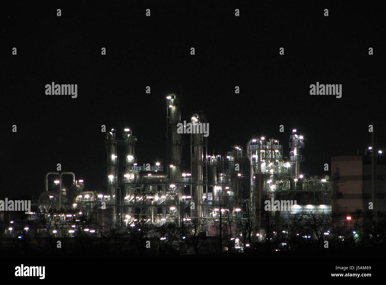 industry night nighttime night photograph hesse chemistry raunheim ...