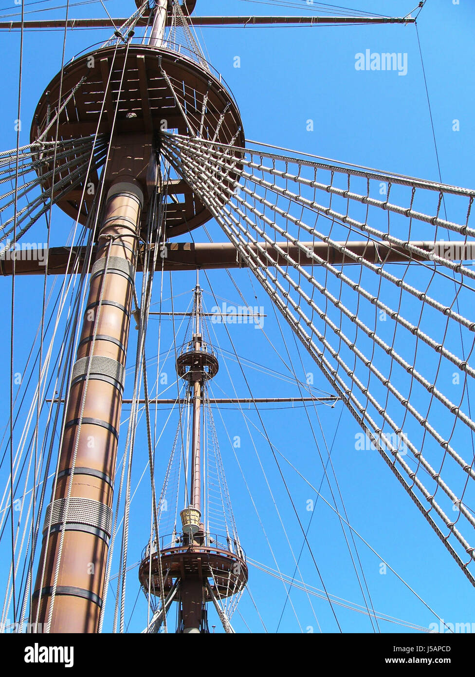 Mast hoist hi-res stock photography and images - Alamy