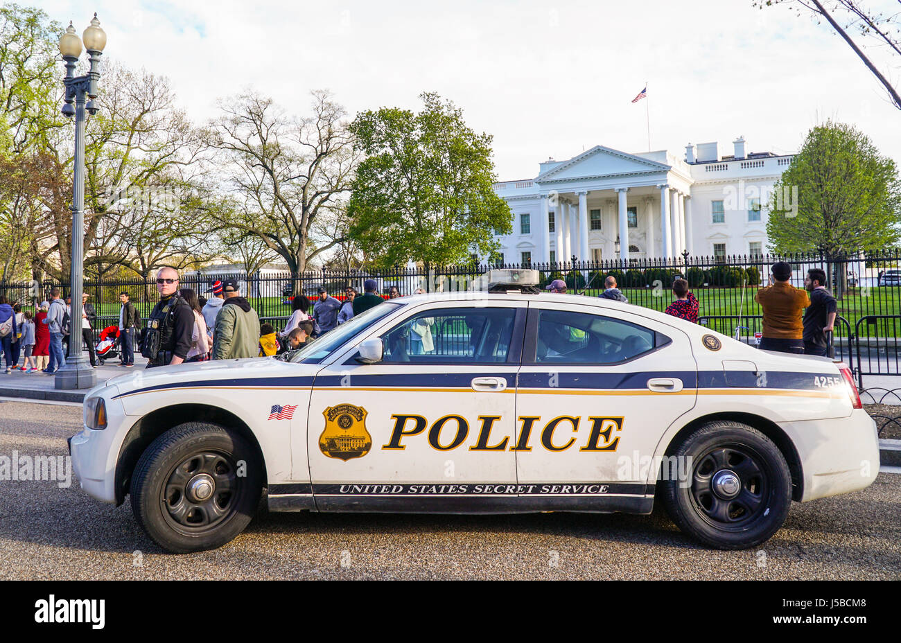 Police Officer of the Secret Service guarding the White House ...