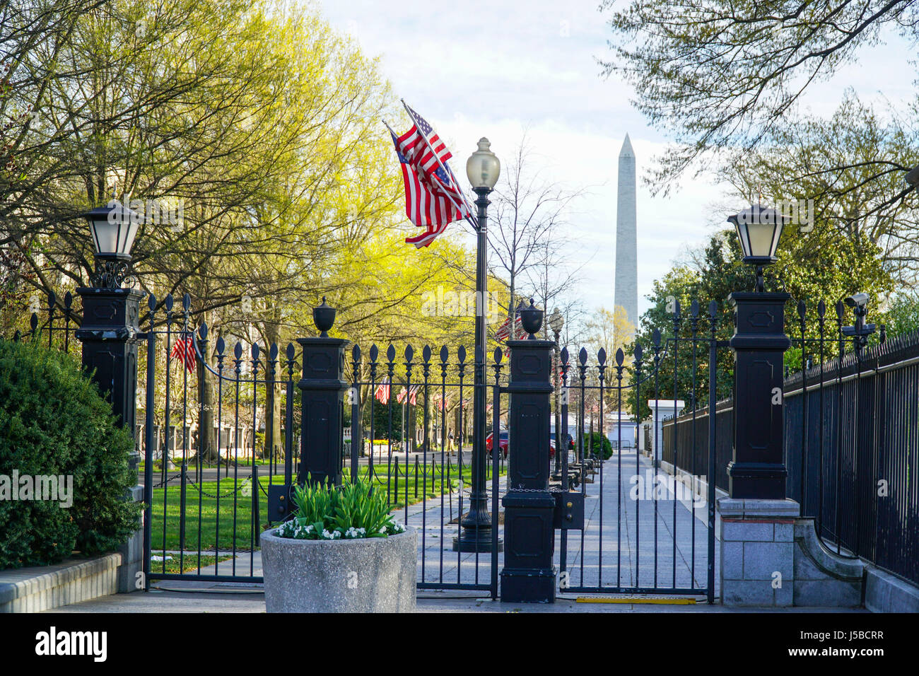 Gate to the White House with Washington Monument in the background ...