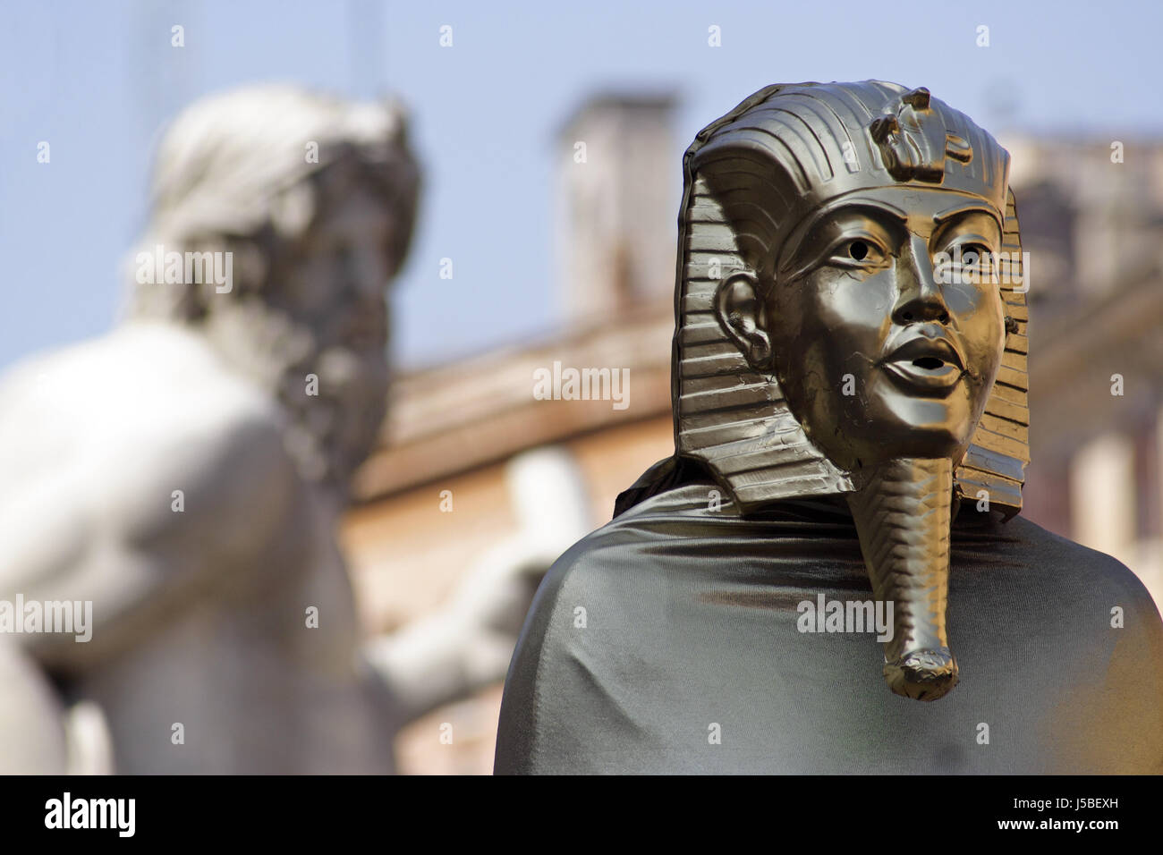 statue Rome roma golden revetment italy piazza navona strassenkuenstler ...