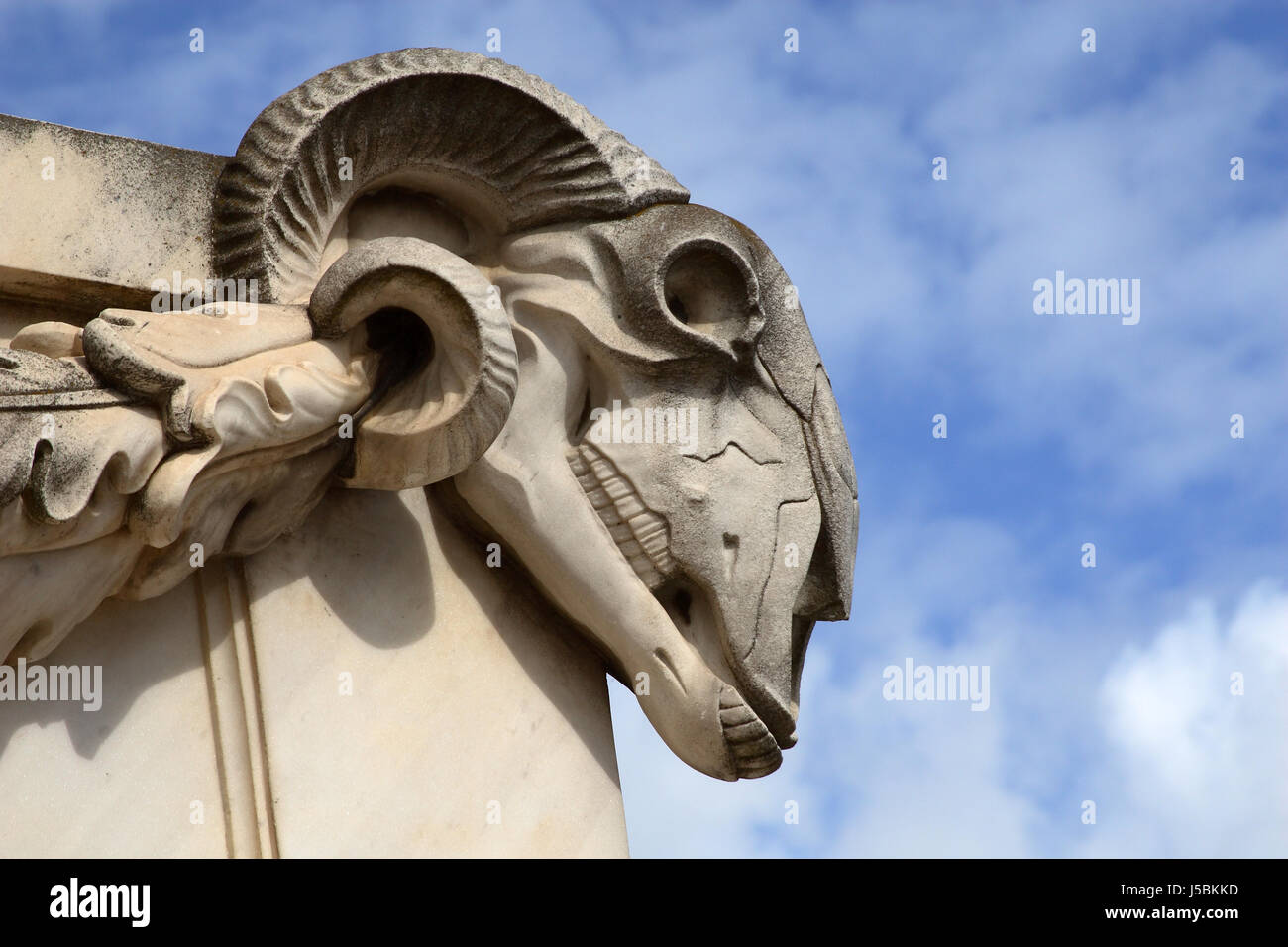 Rams head statue hi-res stock photography and images - Alamy