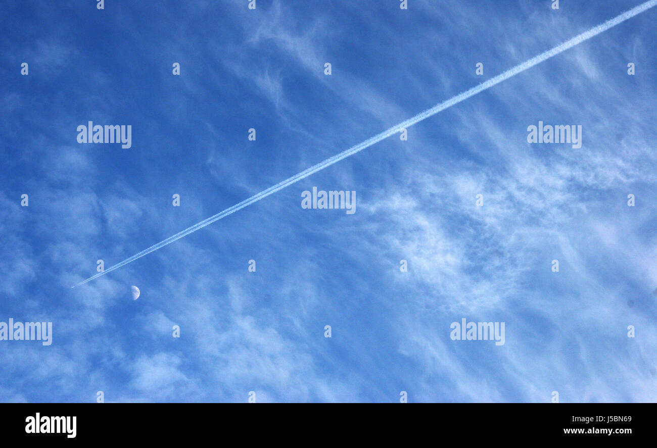 Short contrail hi-res stock photography and images - Alamy
