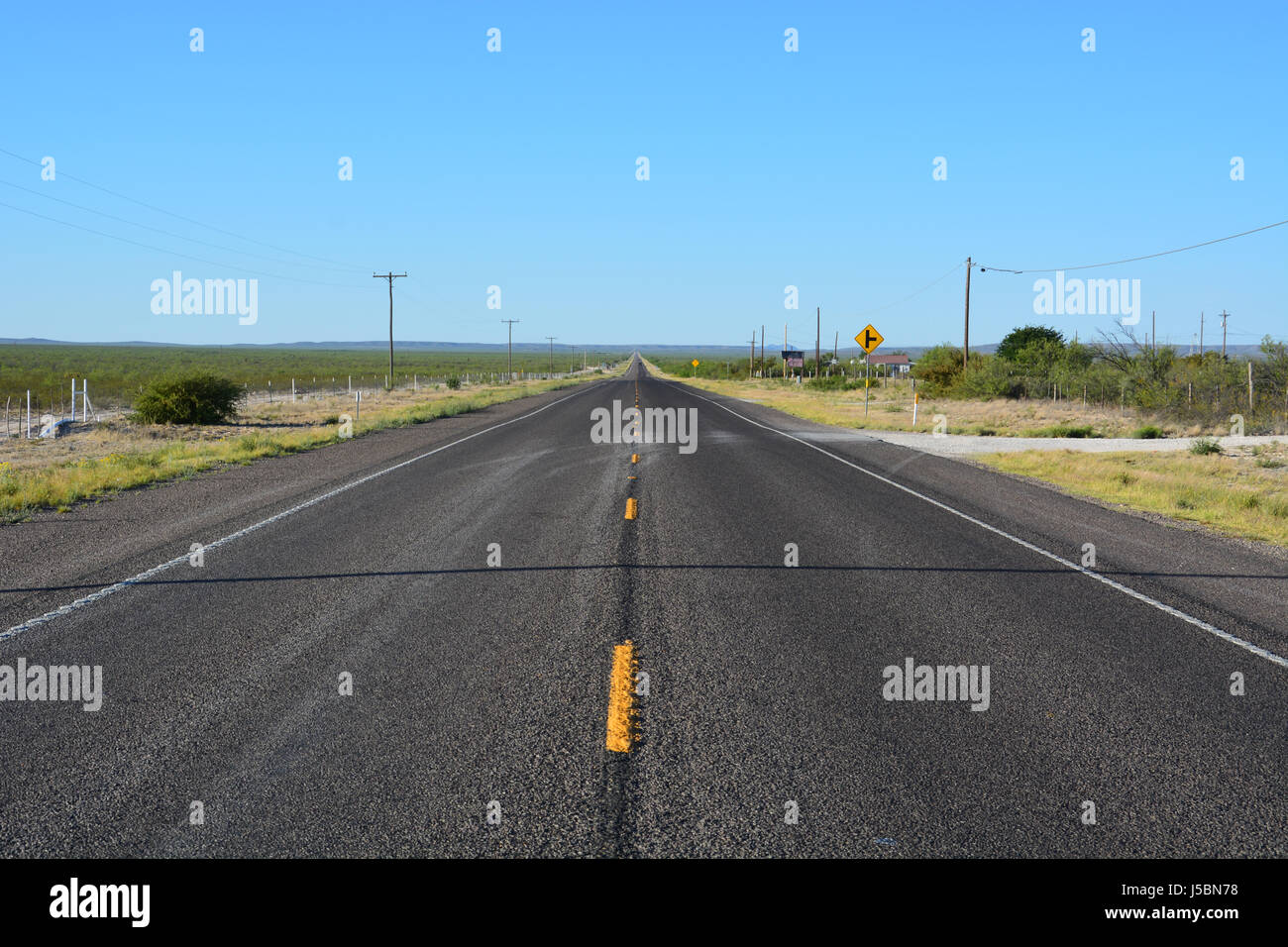 West texas two lane road hi-res stock photography and images - Alamy