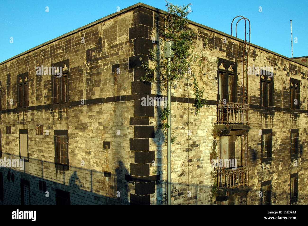 old service building Stock Photo - Alamy