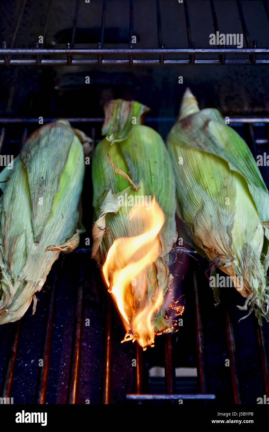 Corn on the bbq hi-res stock photography and images - Alamy