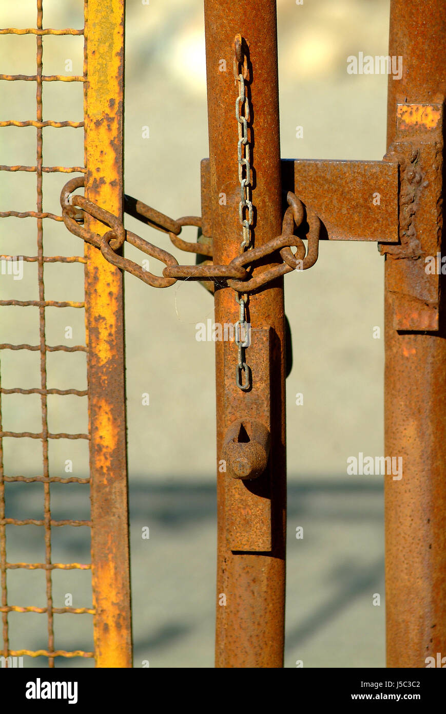 locked chain fence Stock Photo - Alamy