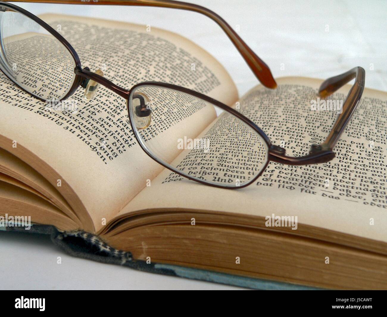 German faith literature hi-res stock photography and images - Alamy