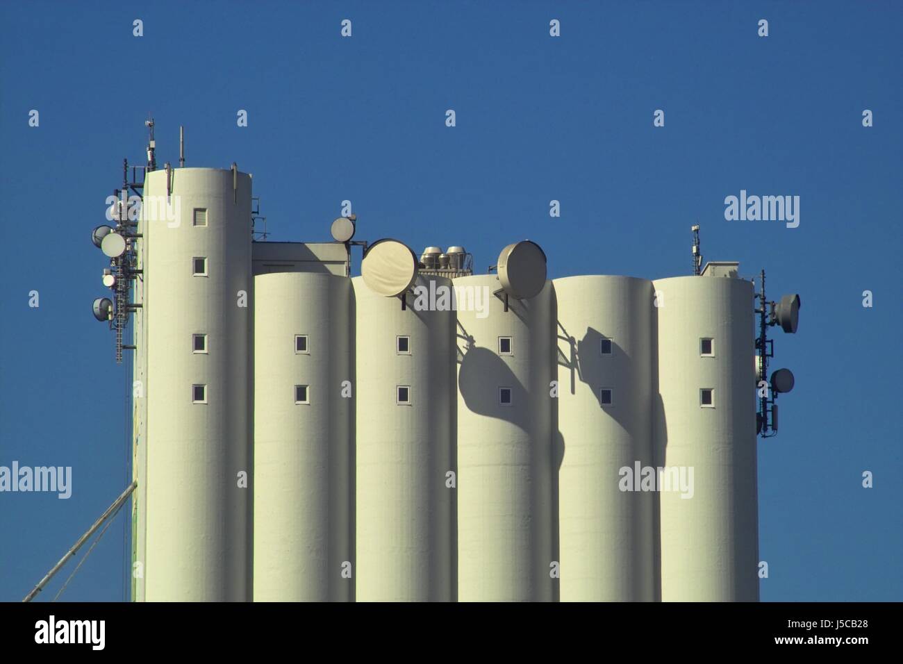 antennae mobile cellular radio relay system silos richtantennen Stock ...