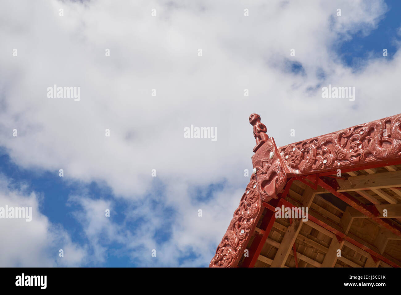 Traditional Maori carvings on the whare waka boat house - Waitangi ...
