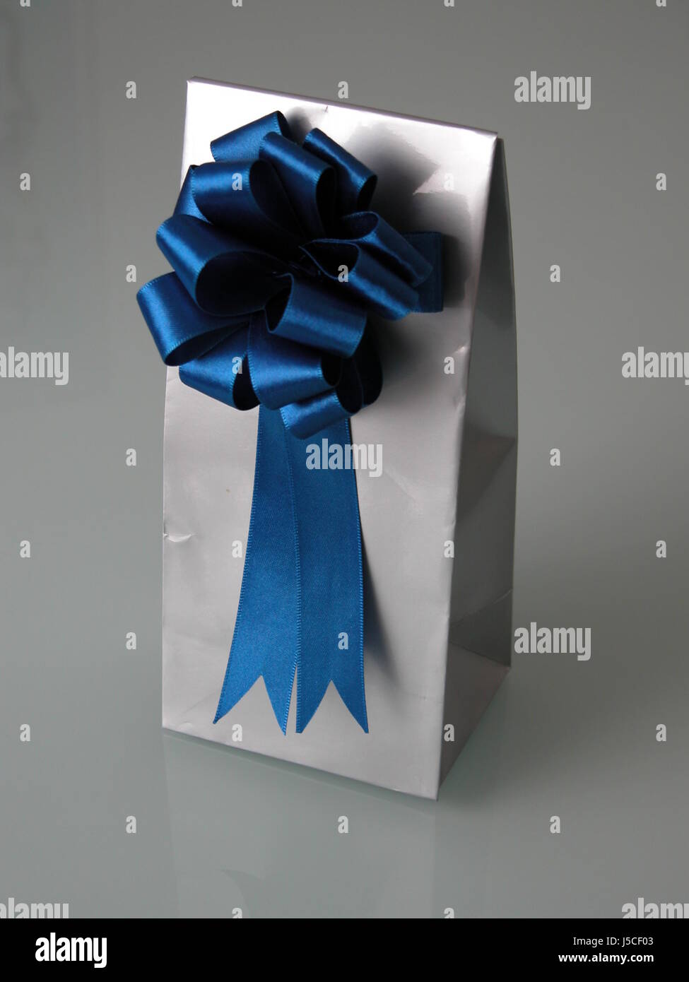 silver gift loop packed surprise packing packaging present ...