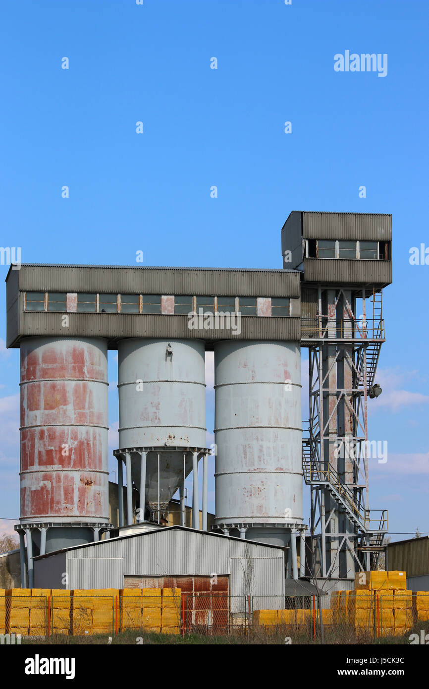 Warehouse old concrete outdoors hi-res stock photography and images - Alamy