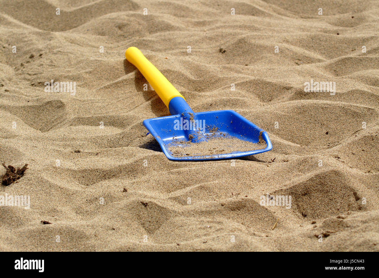 shovel in sand Stock Photo - Alamy