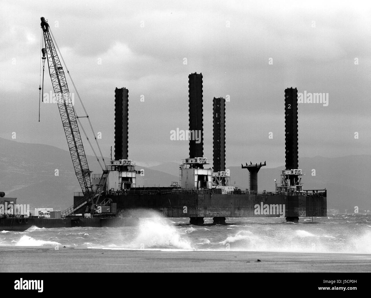 platform freight crude oil drilling derrick oil rig salt water sea ...