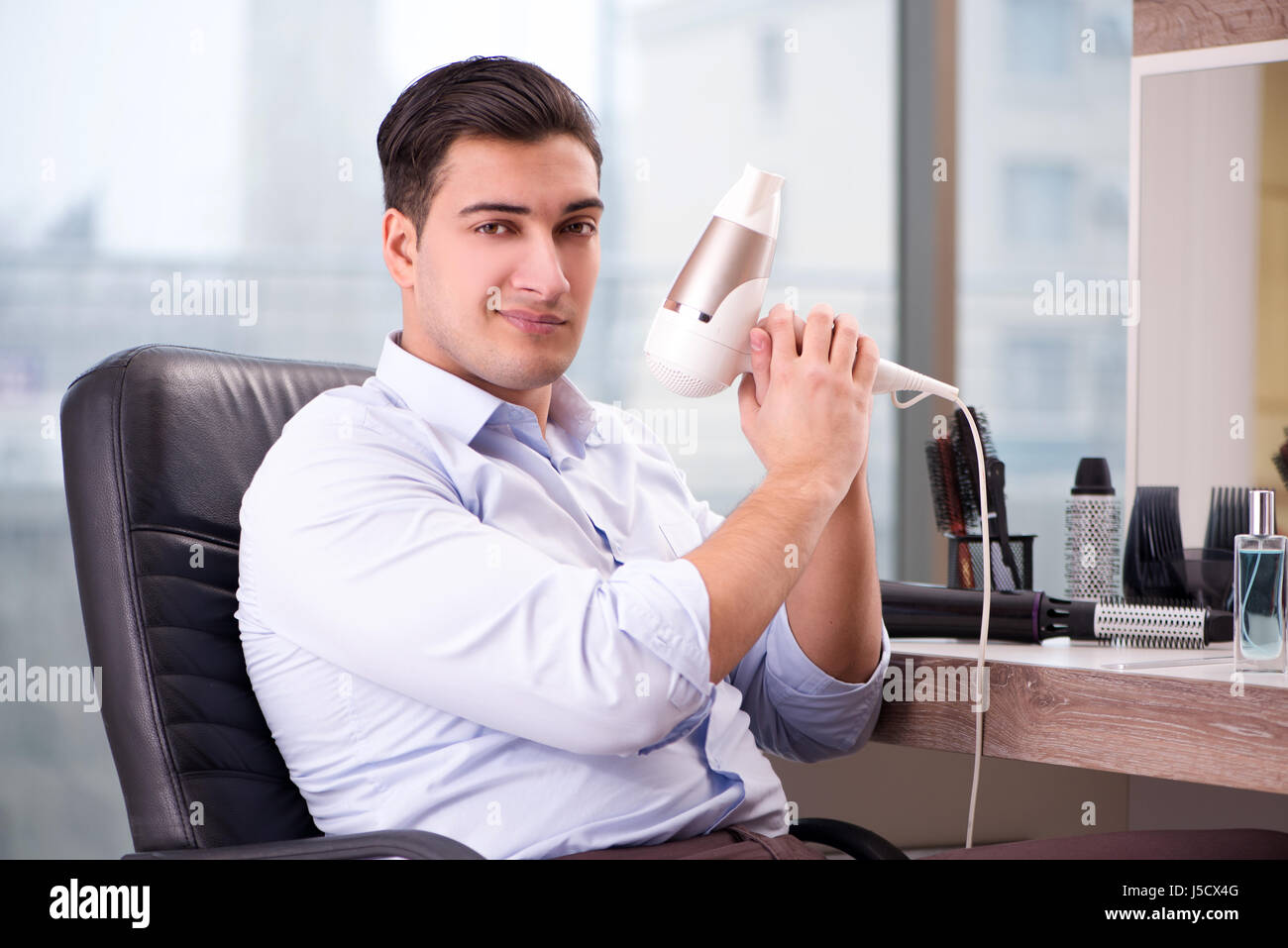 Handsome man in beauty salon Stock Photo - Alamy