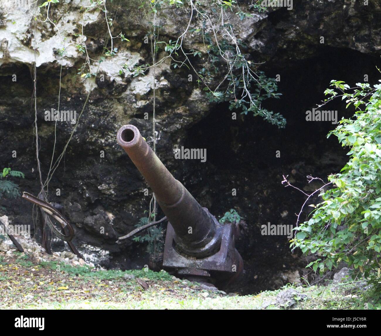 Old Japanese cannon on the way up to Savannah Mountain, Rota, Northern ...