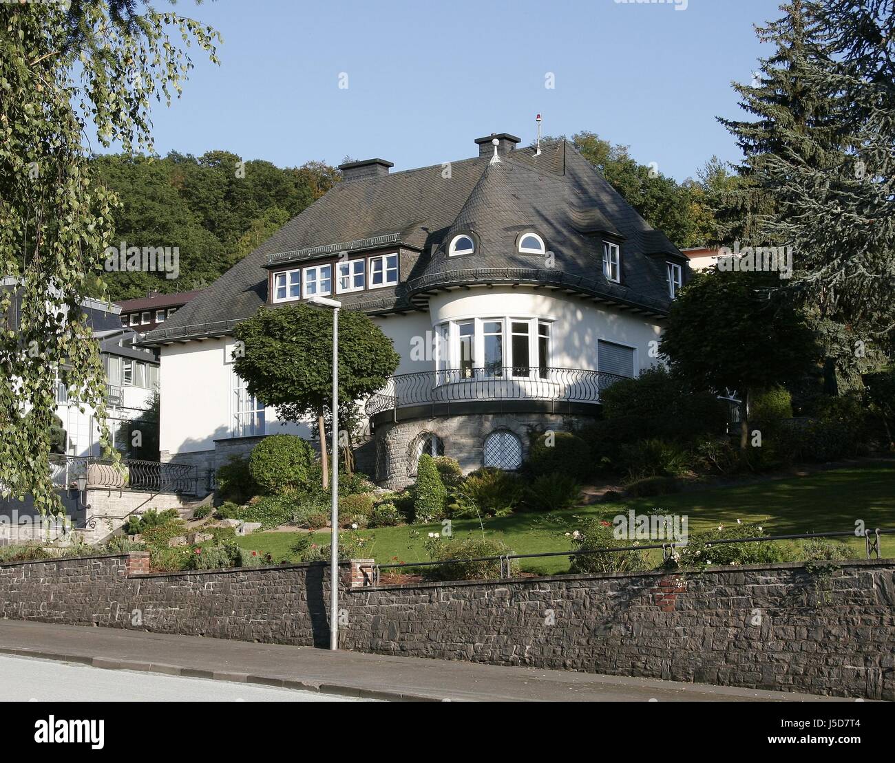 Modest villa hi-res stock photography and images - Alamy