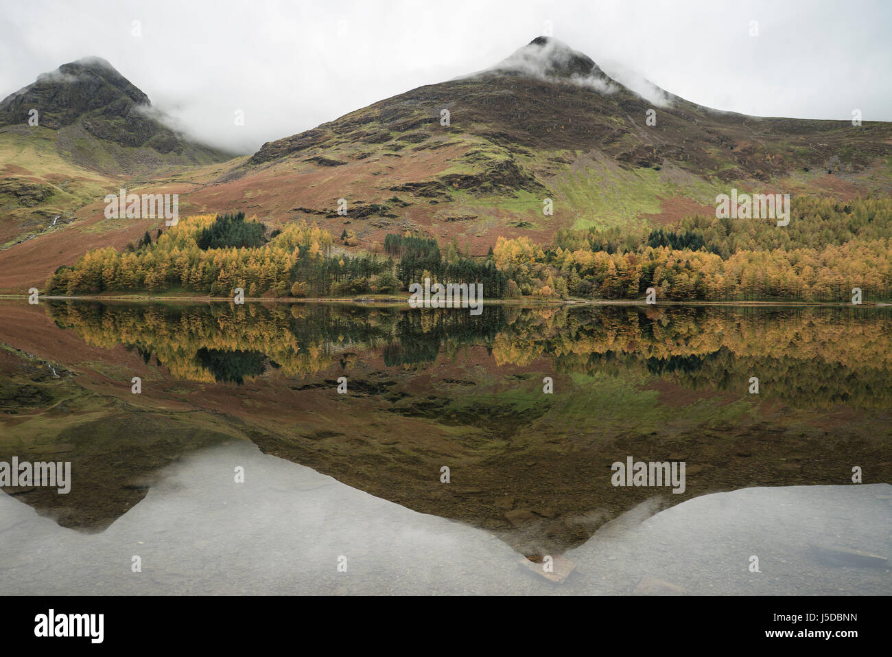 Beautiful Autumn Fall landscape image of Lake Buttermere in Lake ...