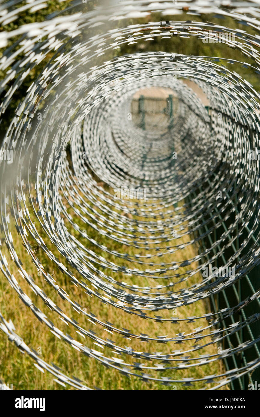 fence,metal,save,sting,wire,barbed wire,detach,fence off,drahtlrolle ...