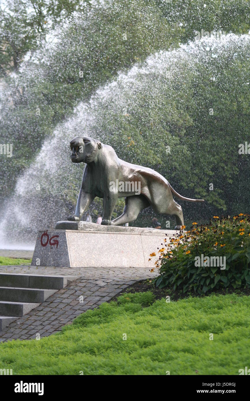 statue fountain pedestal plinth aeon cat big cat feline predator ...