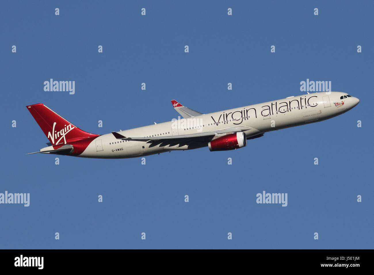 Virgin 787 flying hi-res stock photography and images - Alamy
