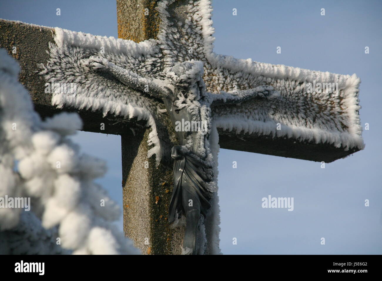 winter cold cross frost hoarfrost crucifix crucified snow jesus eiskristalle Stock Photo - Alamy