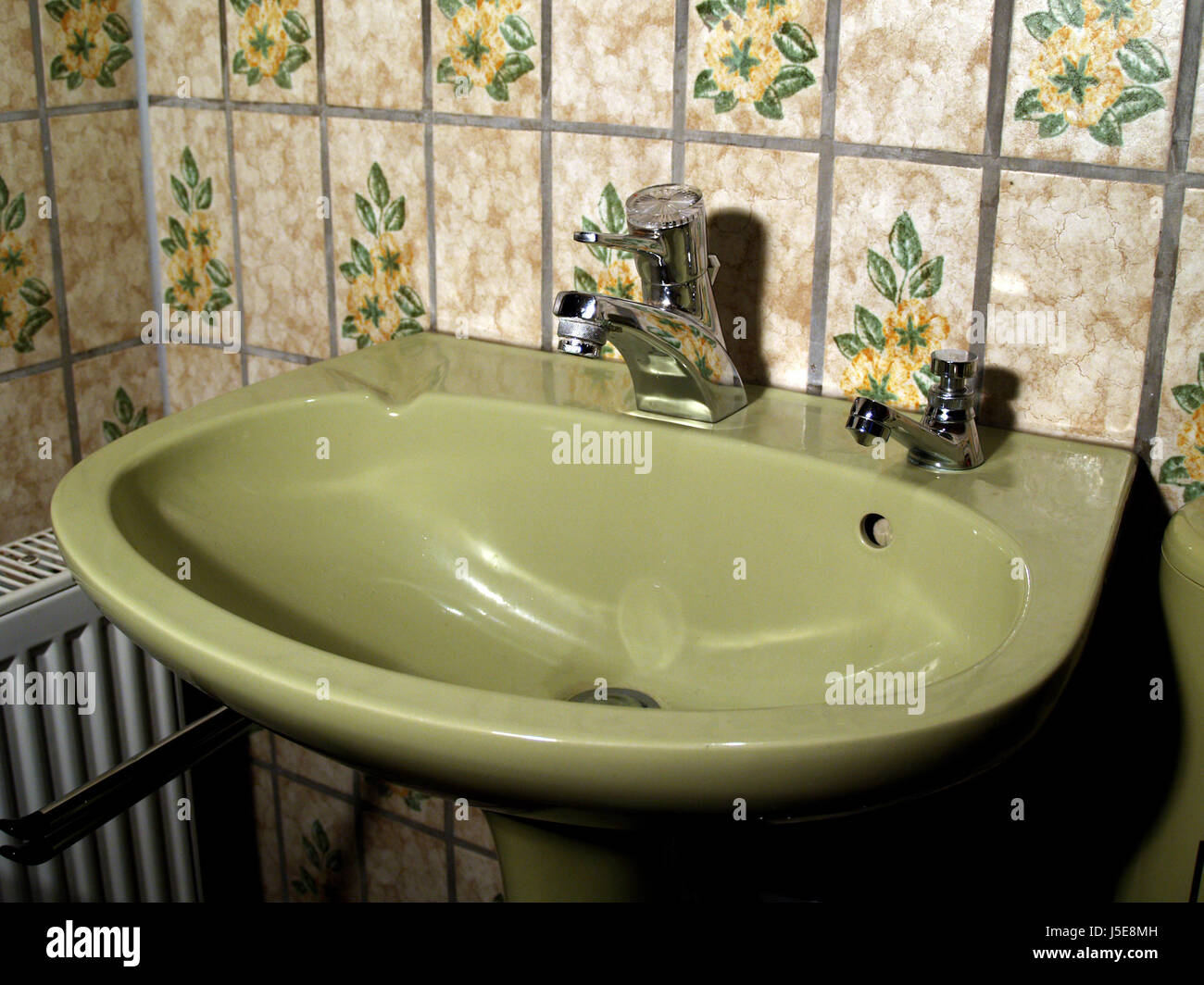 Retro wash basin hi-res stock photography and images - Alamy