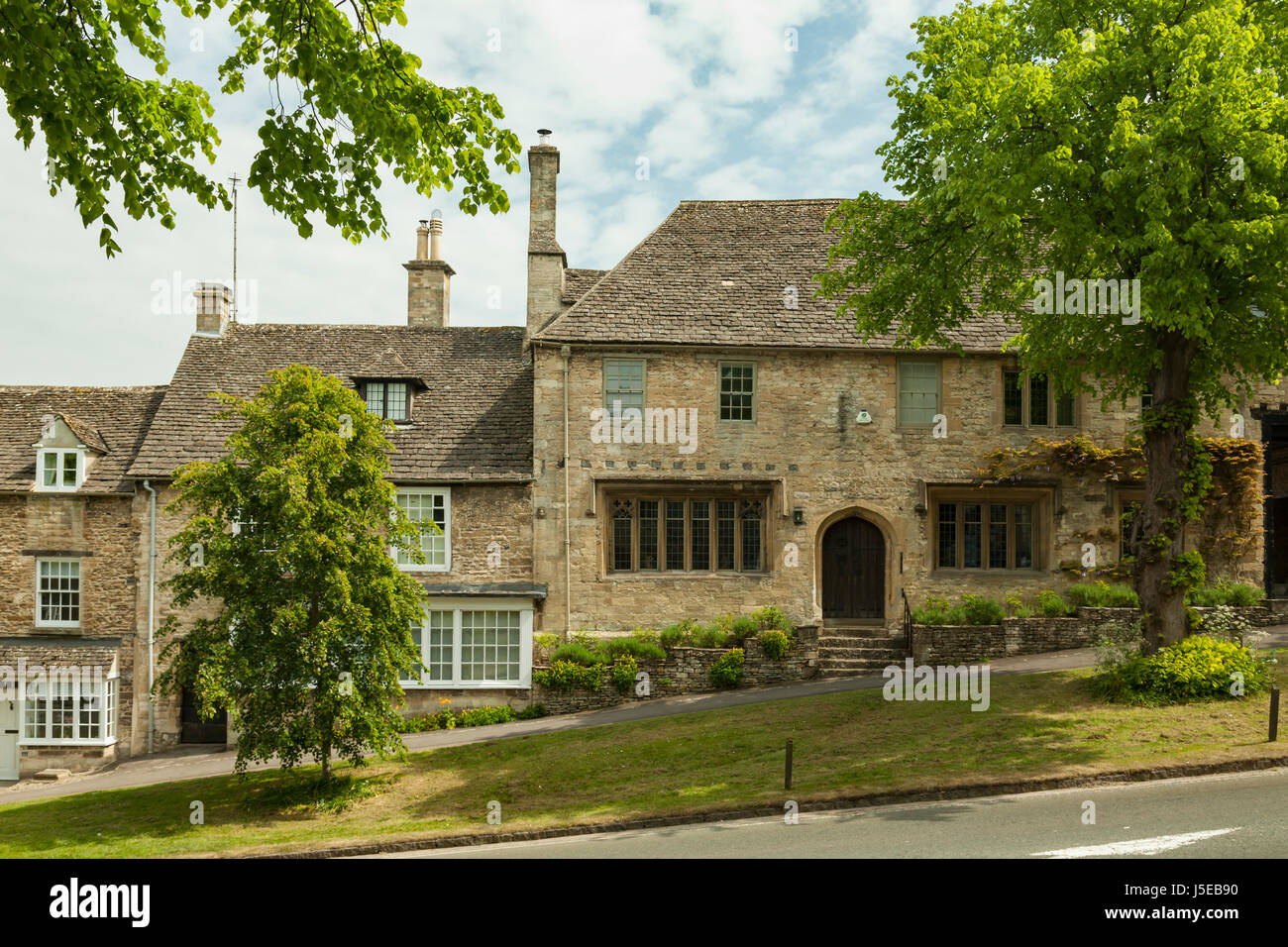 Spring afternoon in Burford town, Cotswolds, Oxfordshire, England Stock ...
