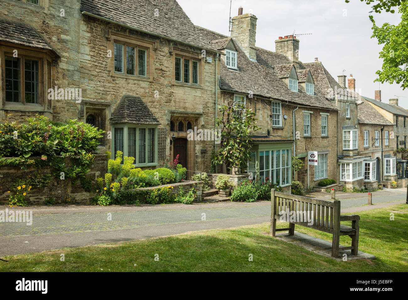 Spring afternoon in the Cotswold town of Burford, Oxfordshire, England ...