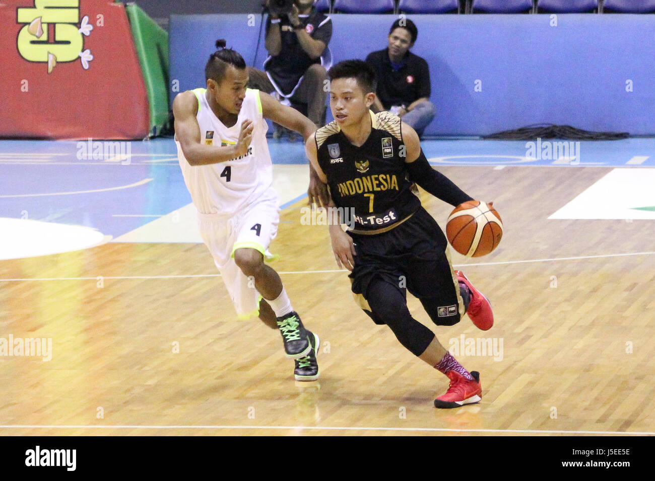 Quezon City, Philippines. 17th May, 2017. Dhyaksa Prastawa (7) of Indonesia tries to drive past ...