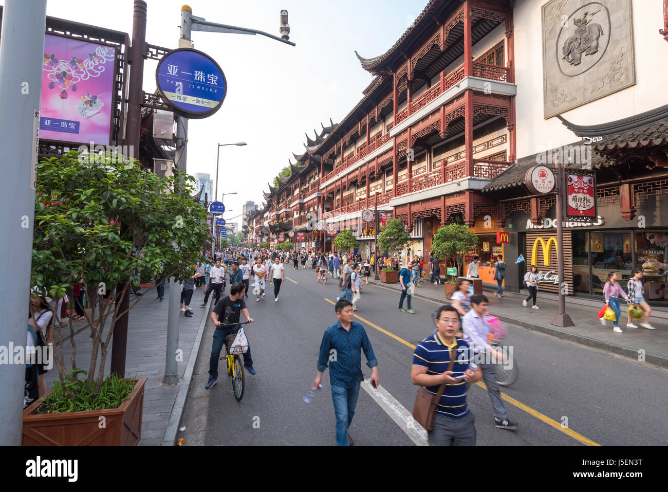 China busy street hi-res stock photography and images - Alamy