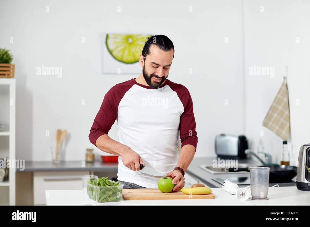 man with blender and fruit cooking at home kitchen Stock Photo - Alamy