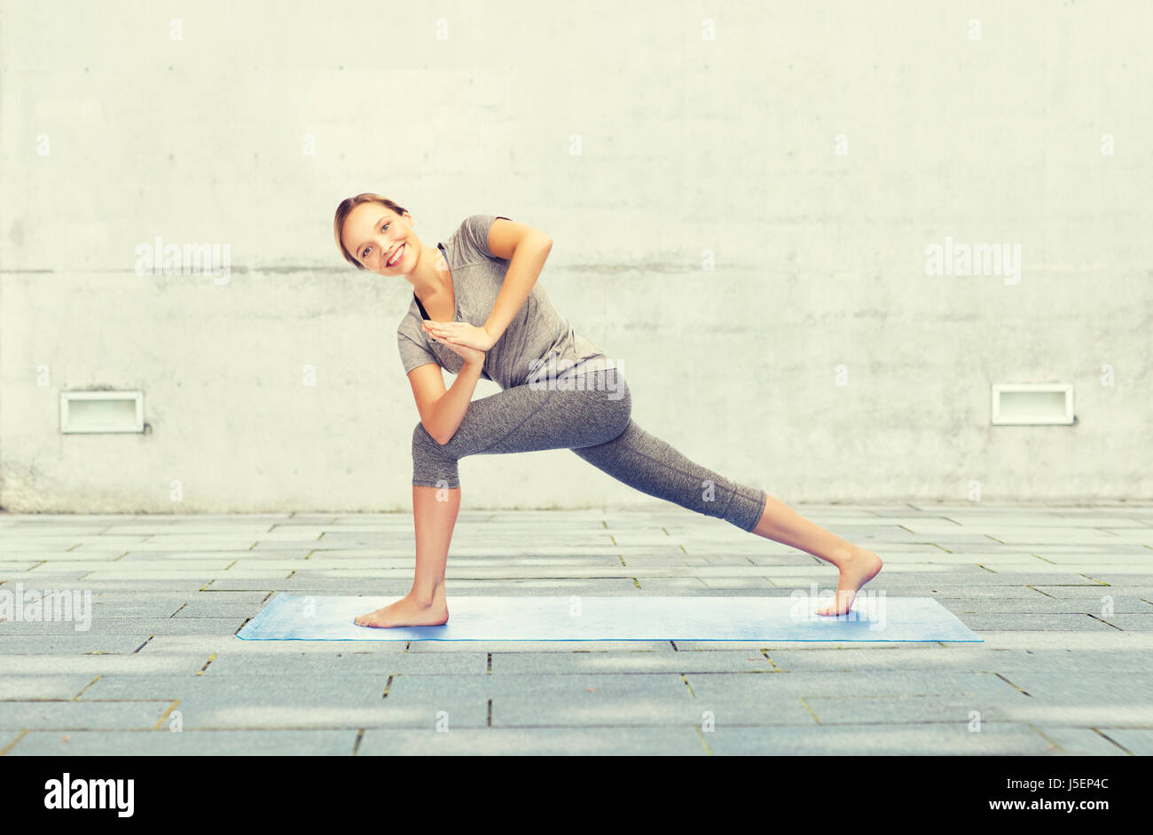 Yoga lunge pose hi-res stock photography and images - Alamy