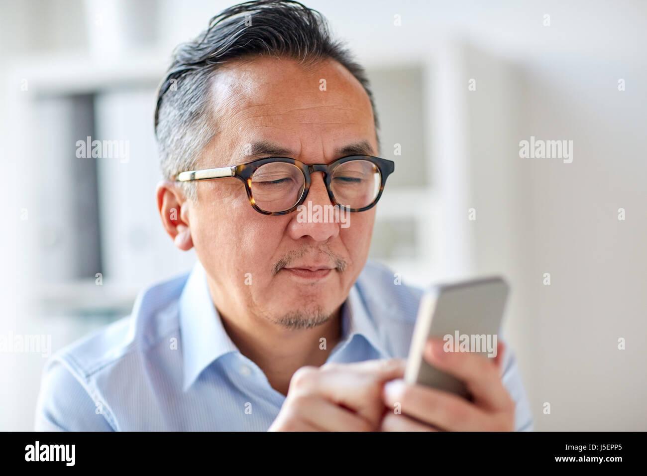 Texting japanese hi-res stock photography and images - Alamy