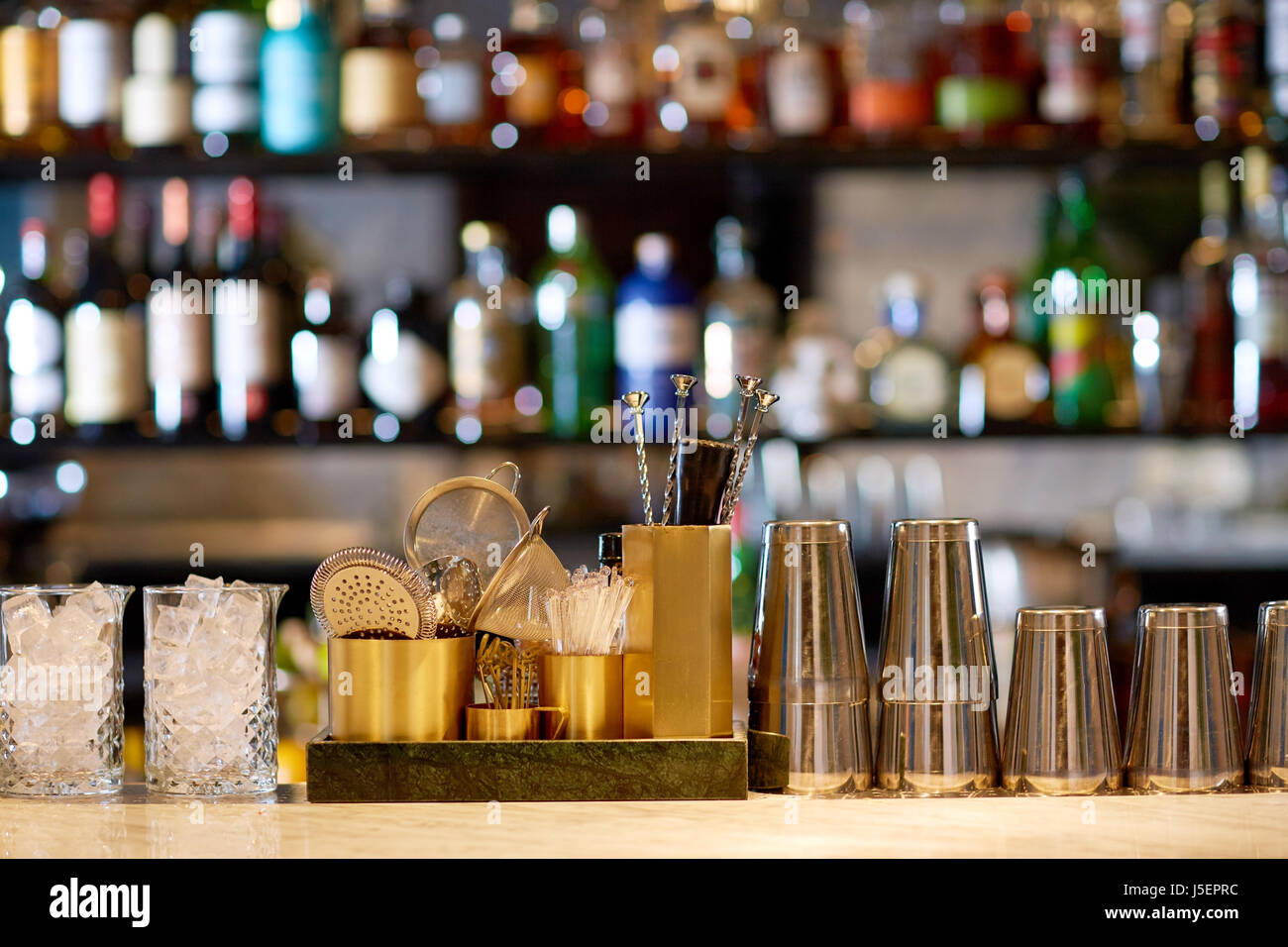 Vintage cocktail shaker hi-res stock photography and images - Alamy