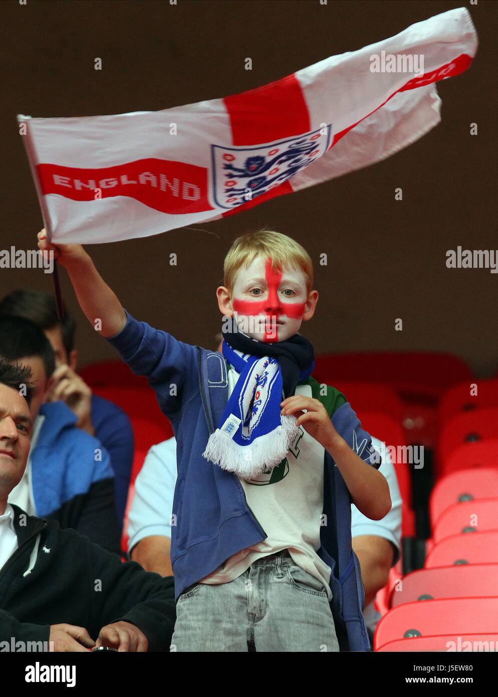 ENGLAND FAN BOY WITH FLAG ENGLAND FAN LONDON UK 14 August 2013 Stock ...