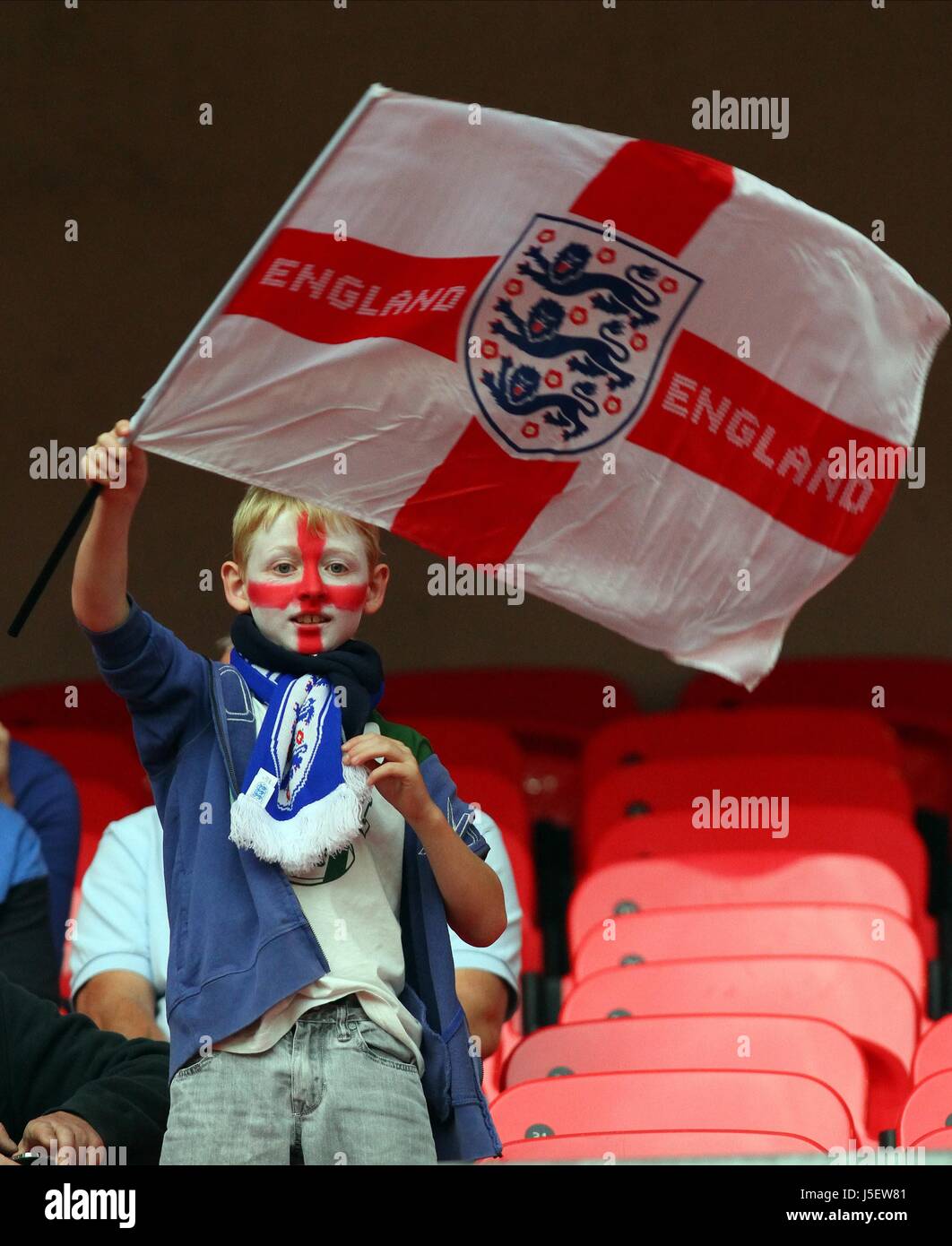 ENGLAND FAN BOY WITH FLAG ENGLAND FAN LONDON UK 14 August 2013 Stock ...