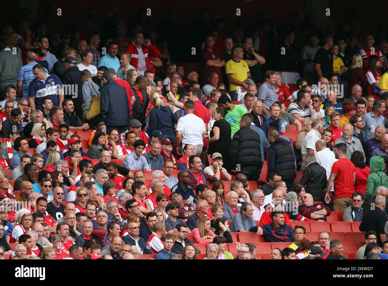 Emirates stadium fans hi-res stock photography and images - Alamy