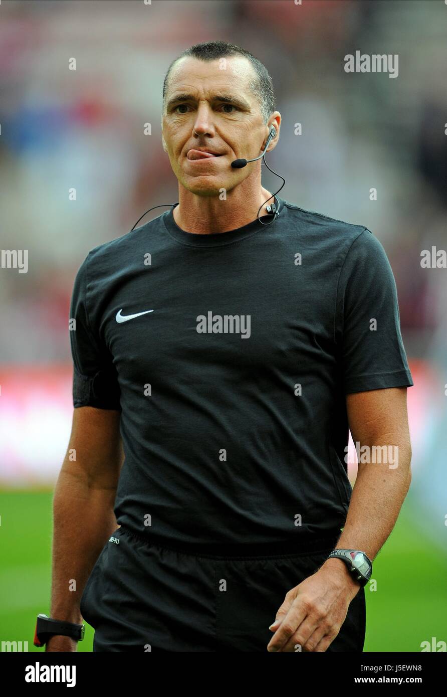 Neil swarbrick referee hi-res stock photography and images - Alamy