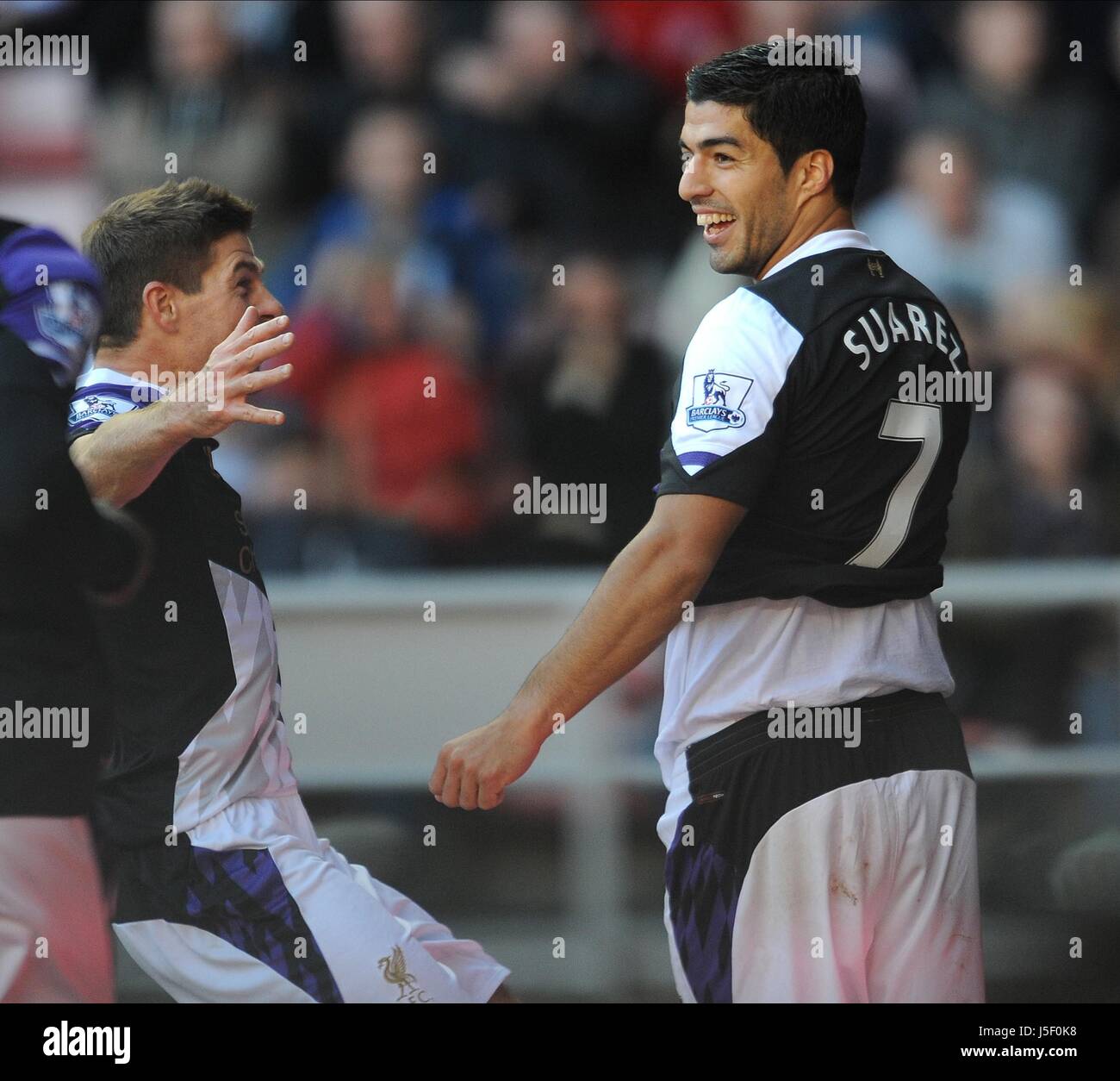 Steven gerrard and luis suarez hi-res stock photography and images - Alamy