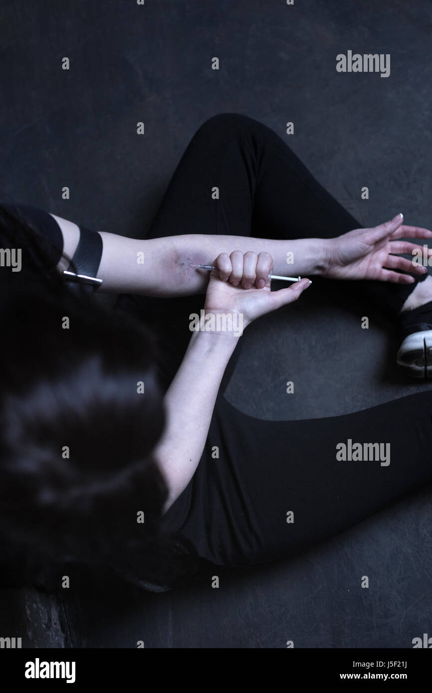 Heroin addicted woman making drug injection outdoors Stock Photo - Alamy
