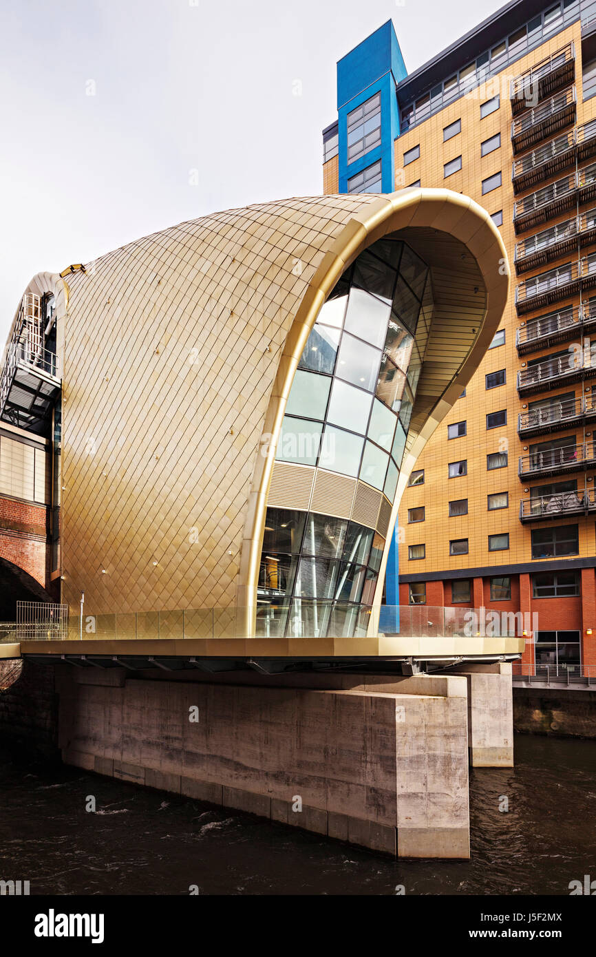 Inside leeds train station hi-res stock photography and images - Alamy