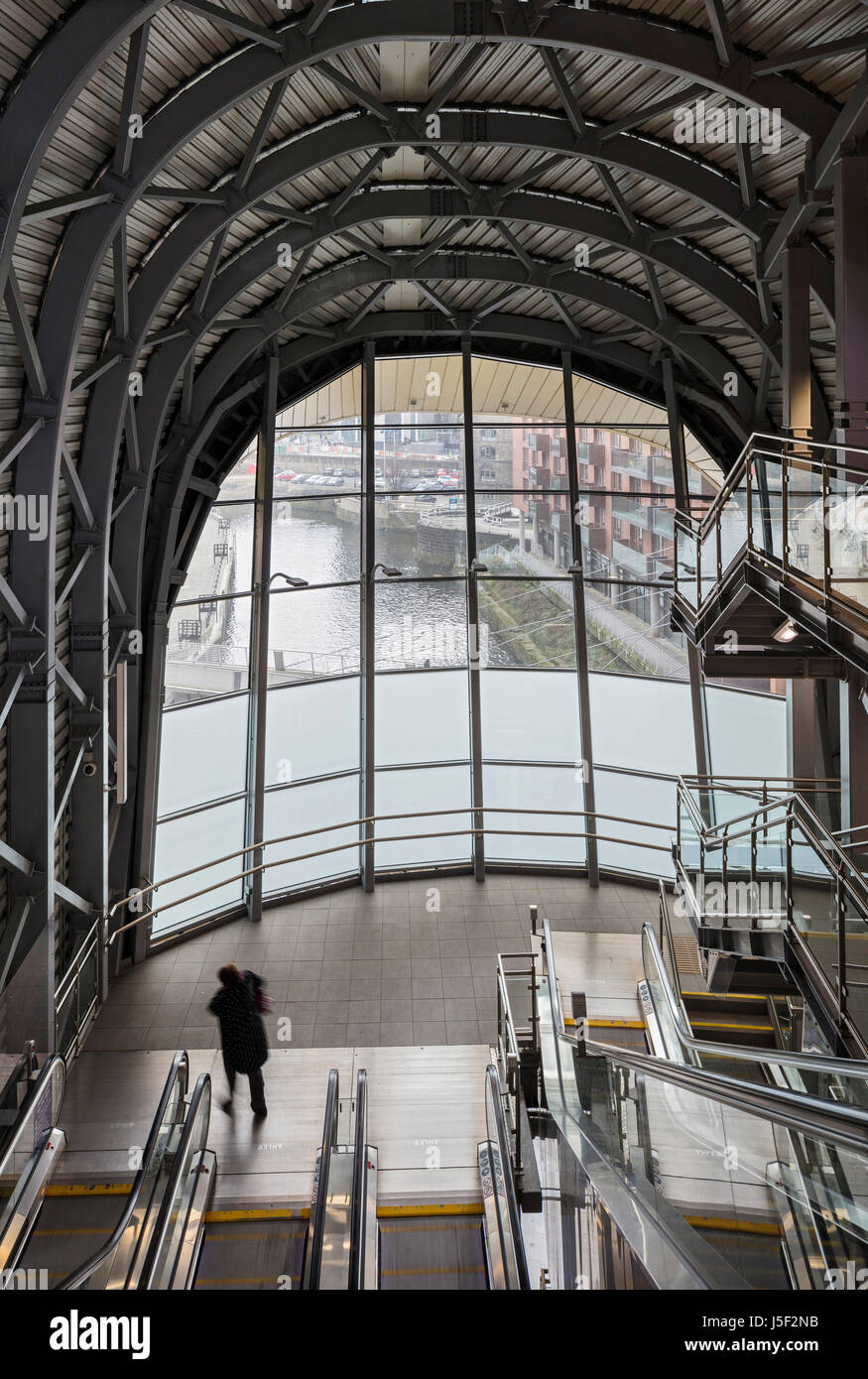 Inside leeds train station hi-res stock photography and images - Alamy