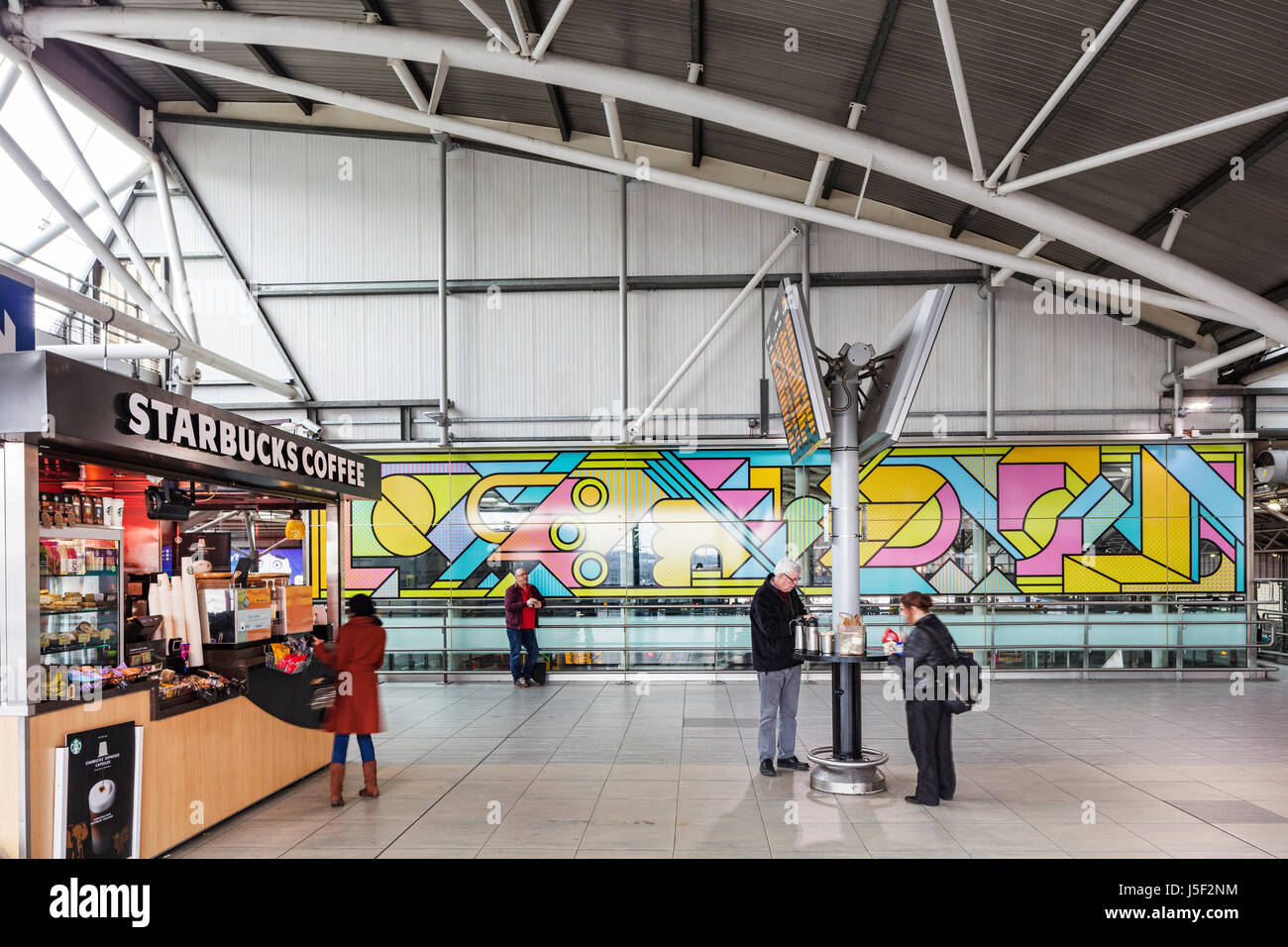 Leeds station interior hi-res stock photography and images - Alamy