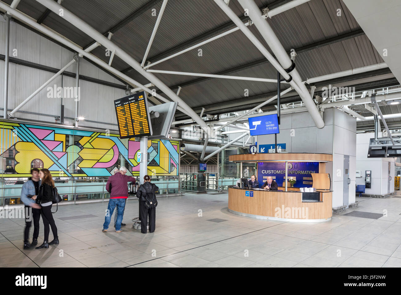 Platform at Leeds Station Stock Photo - Alamy