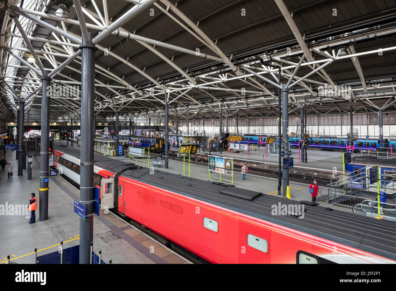 Platform at Leeds Station Stock Photo - Alamy