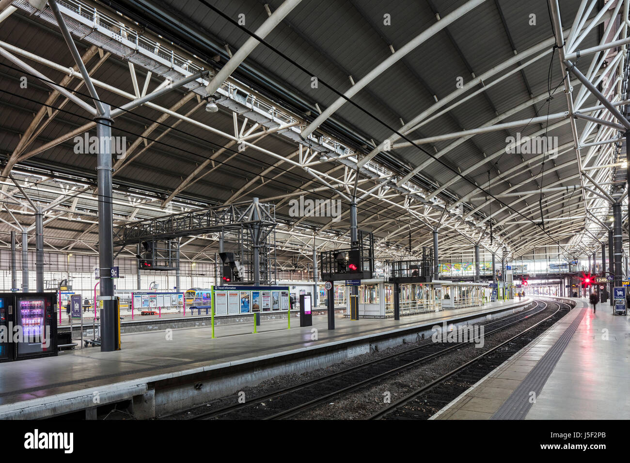 Platform at Leeds Station Stock Photo - Alamy