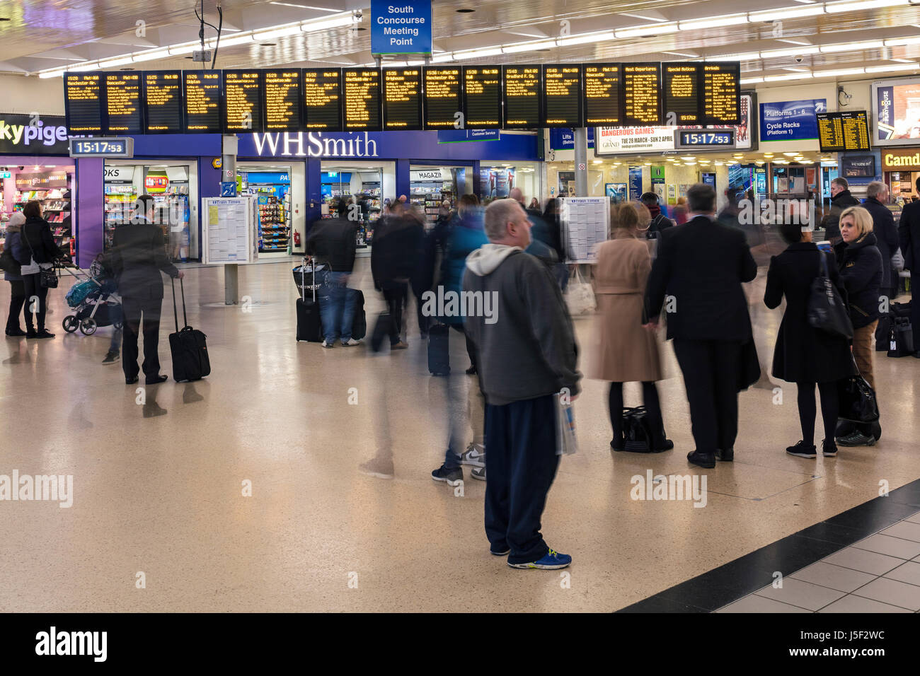 departure board Leeds Station Stock Photo - Alamy