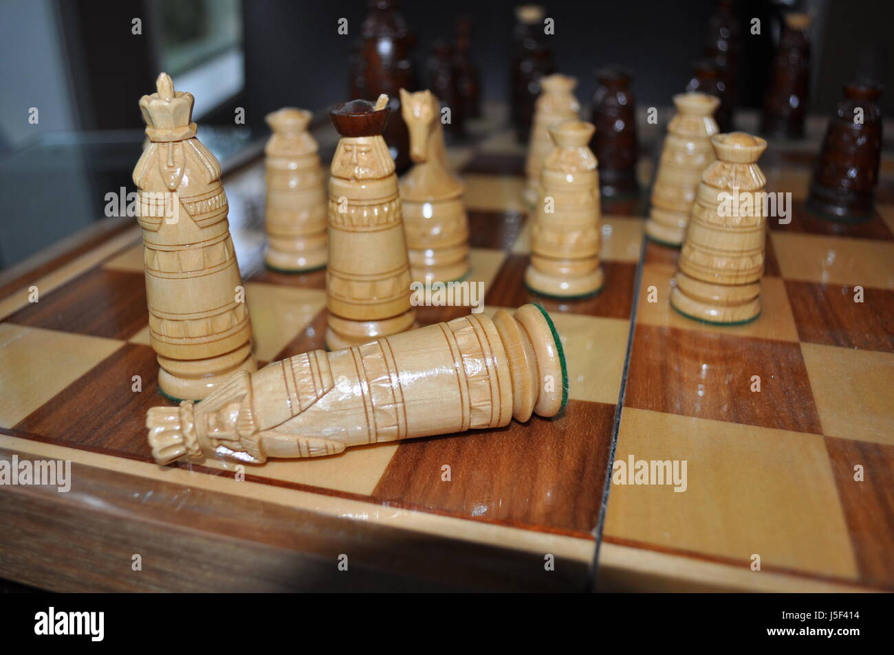 Fallen king chess piece hi-res stock photography and images - Alamy
